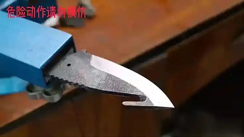 手艺大神用废弃铁块制作CS GO穿肠刀,过程真是不好太享受 3