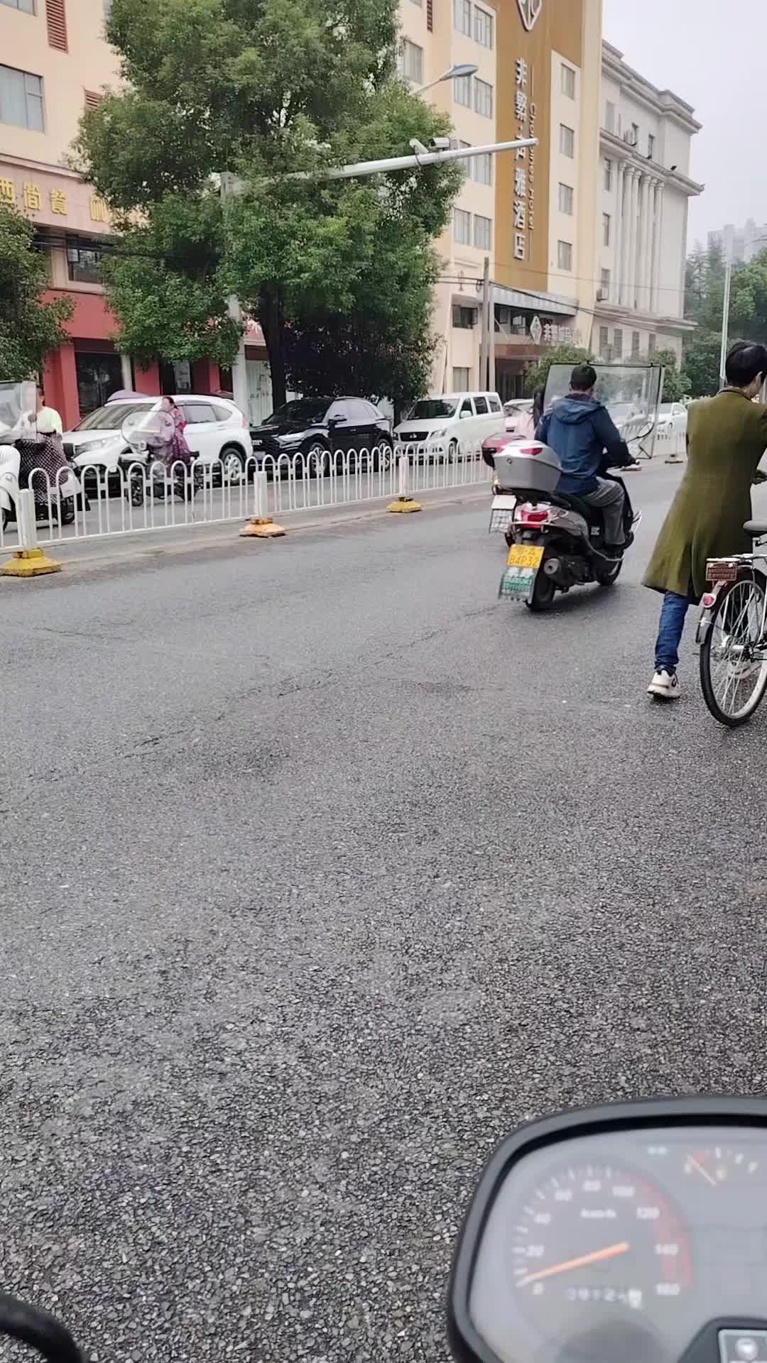 据说又要捉电动车的棚子了,捉来捉去,捉起了迷藏。根本捉不完,因为装...