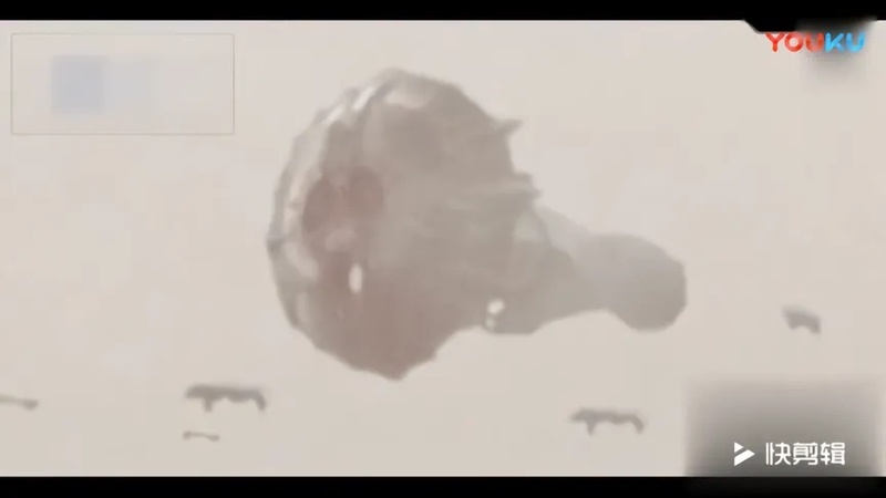 沙漠上空悬浮巨型不明飞行物