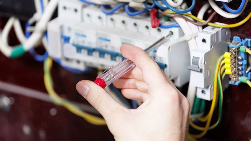 电笔测量火线和零线都是220V,灯却能亮?很多电工都栽在这故障上