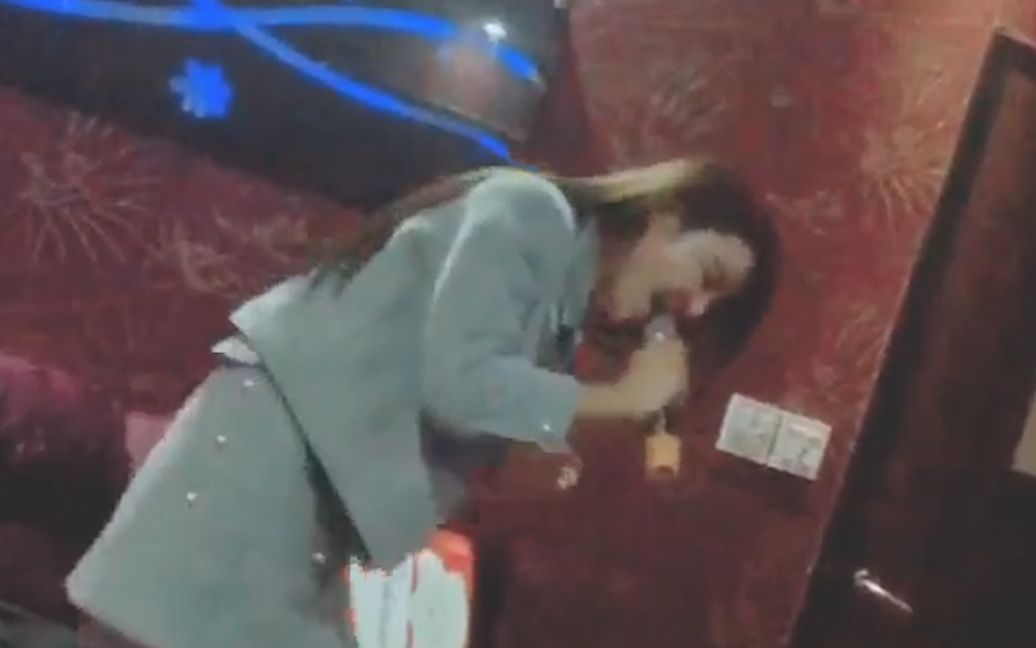美女KTV翻唱《一言难尽》火了,这是有多少故事才唱出这样的歌声