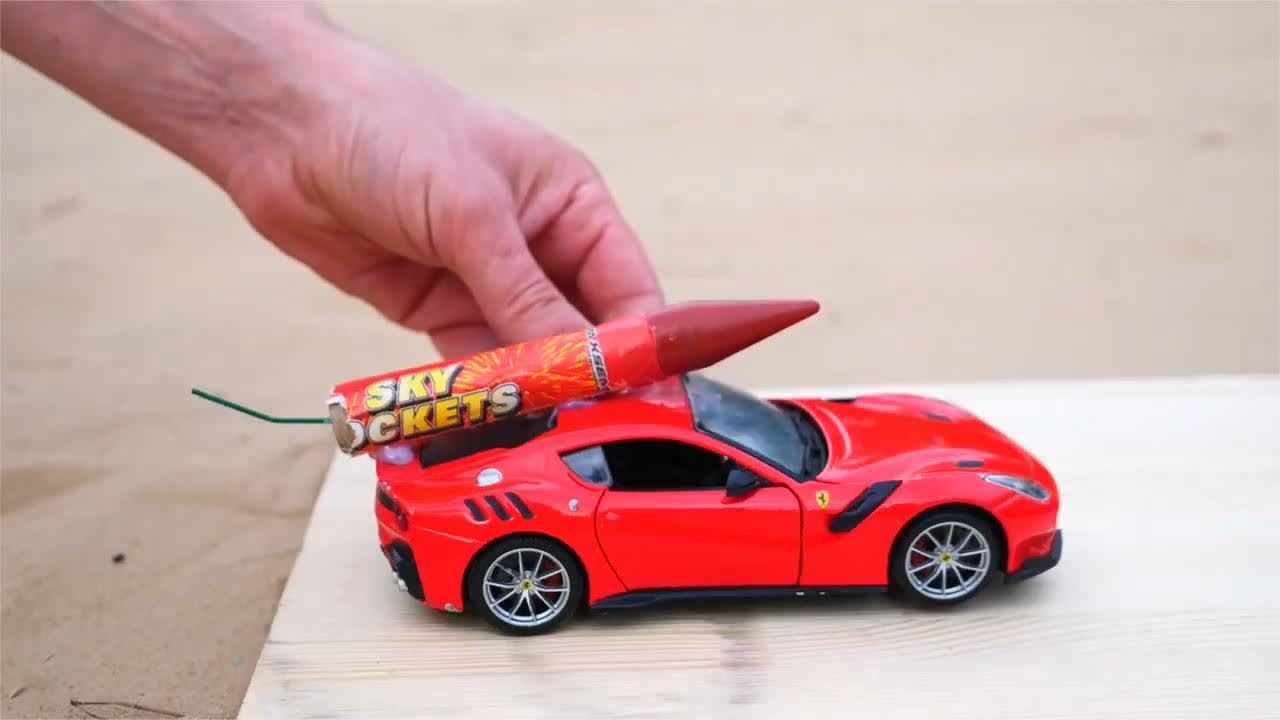 爸爸用泡沫飞机模型玩具和赛车玩具车在沙堆上做的动力科学小实验