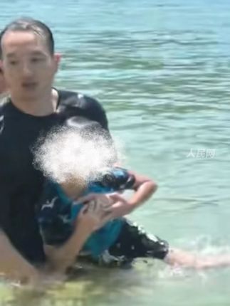 休假民警稳稳托住溺水儿童!点名表扬,谢谢周永杰ߑ