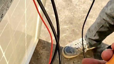 如何正确使用万用表测试太阳能板的电压 电流