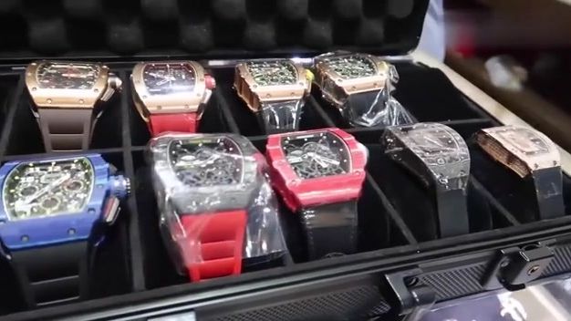 迪拜土豪带你逛表店,一盒子的理查德米勒,一块价值几百万!