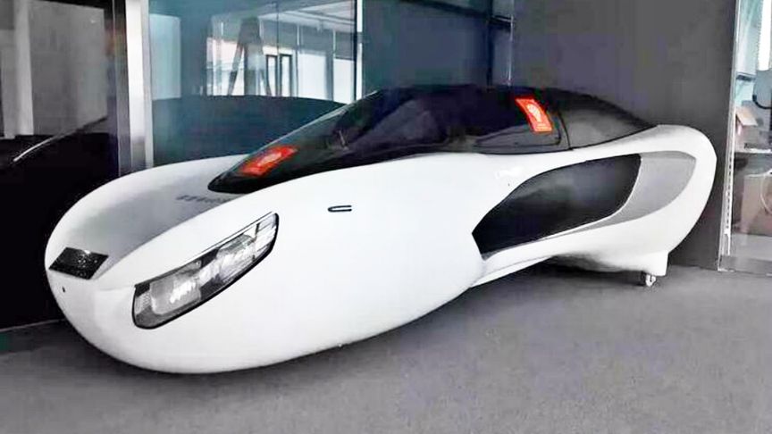 中国打造首辆2轮电动汽车,时速120公里,横向行驶也不倒