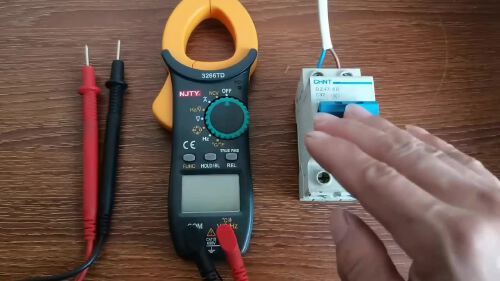 电工小白必看!1分钟掌握万用表测零火线技巧,安全操作不求人