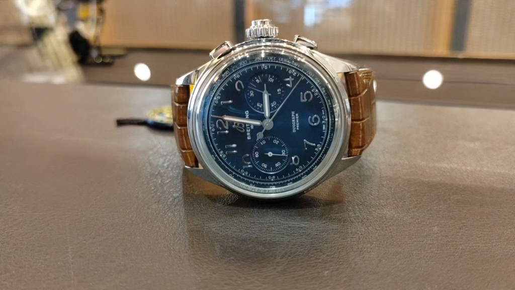 百年灵璞雅系列自制B15机芯双追针手动机械表