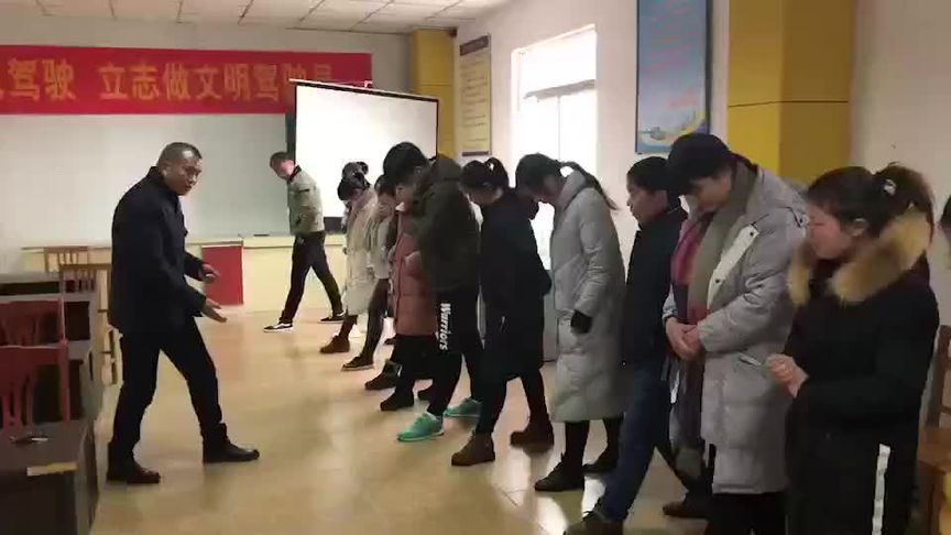 霍校长亲自教学,为小车学员讲解离合器的使用,为明天考试做准备