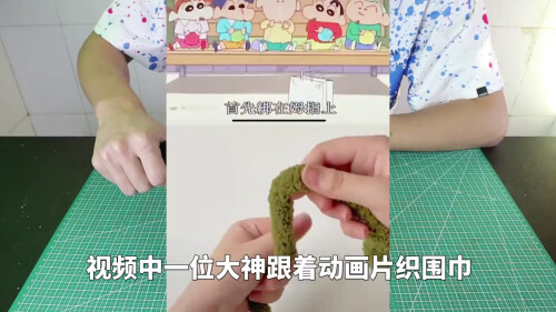 小伙挑战手指织围巾,据说五分钟就能织一条围巾,是真的吗?