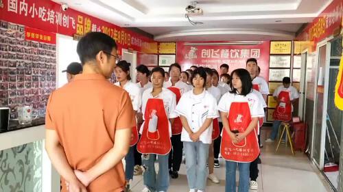 ...一日之计在于晨每天早上开早会师傅给给我学员讲解厨房用具使用安全
