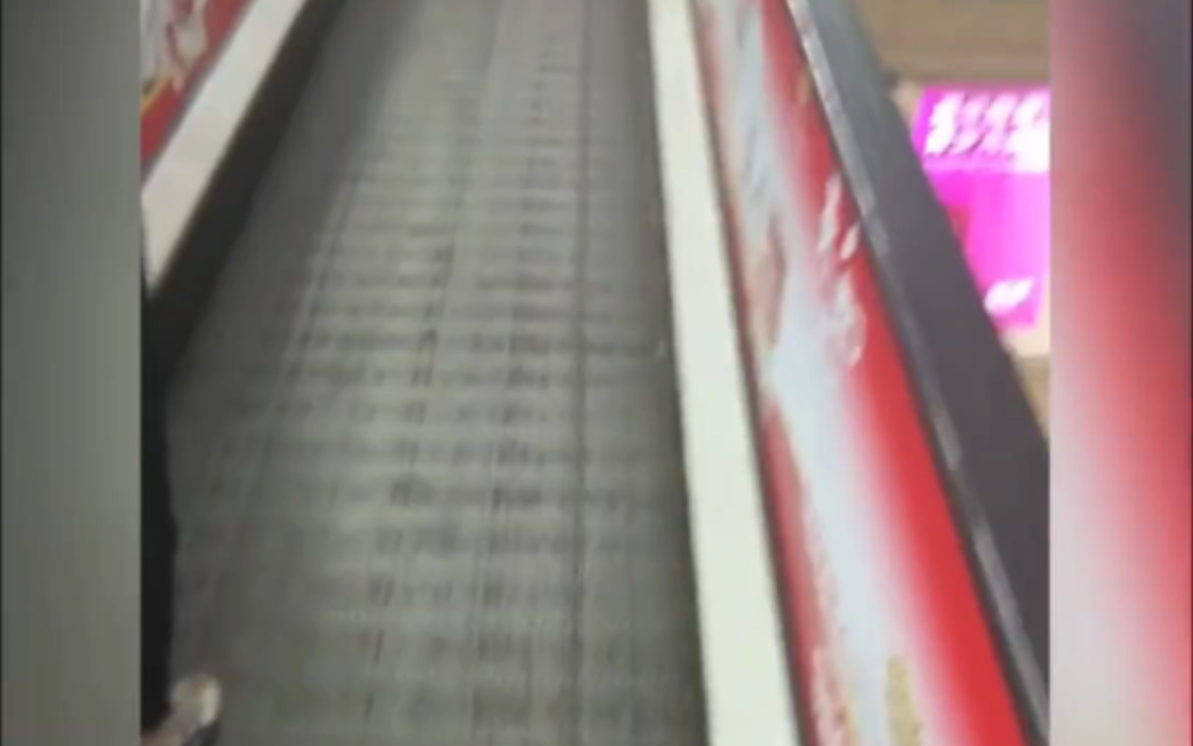 电梯停电了,上也上不去,下也下不去,我该怎么办?