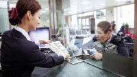去银行存款时,为什么银行专员会邀请办金卡?里面到底有什么内情