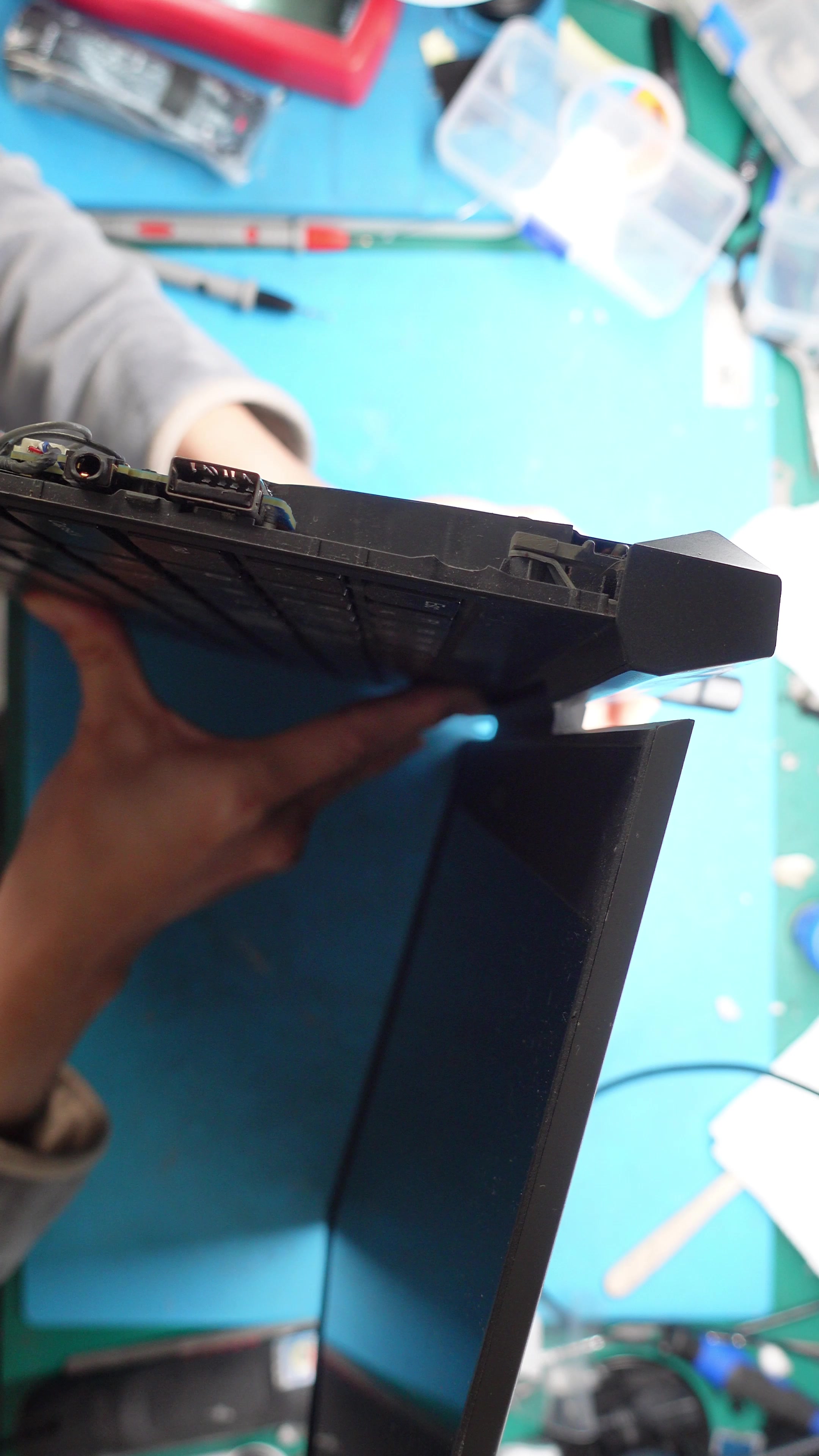 使劲压显卡笔记本就修好了拯救者y7000 笔记本无法开机屏幕花屏电池...