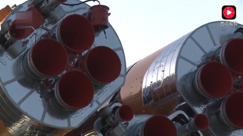 火箭造好后,如何运送到发射塔的,这种场面难得一见