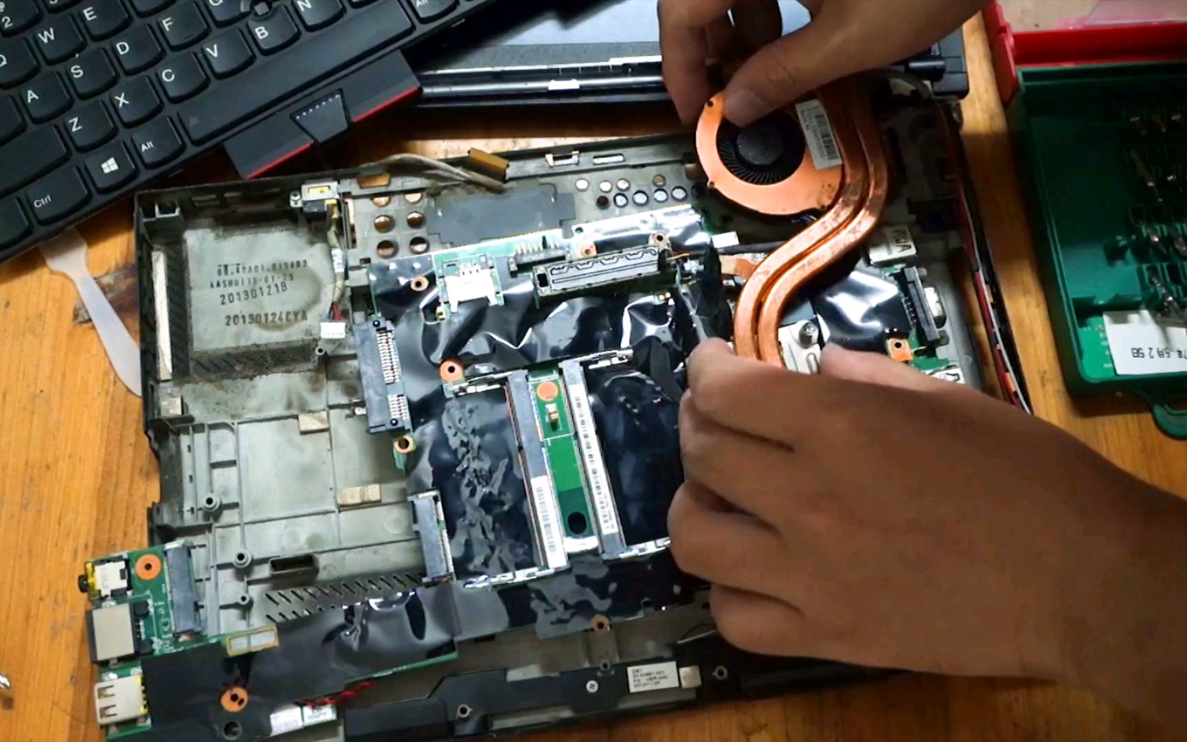 联想ThinkPad x230拆机换硅脂