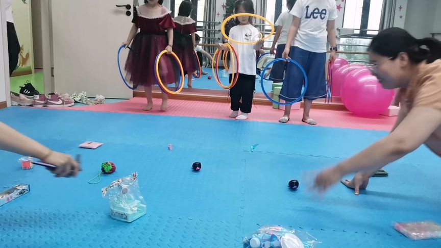 亲子活动,和宝宝们一起互动做游戏。