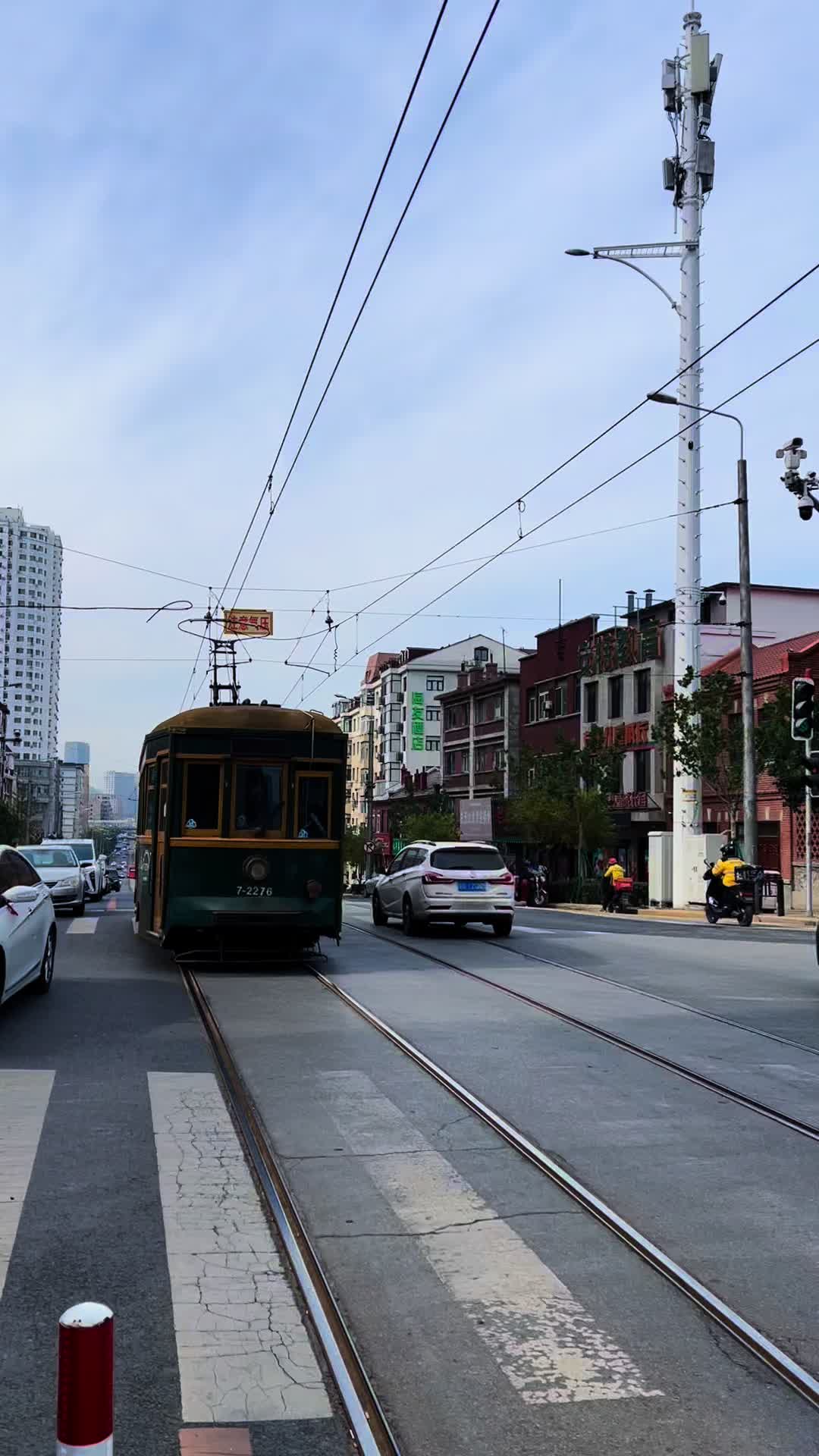 朋友们还记得我们天津的无轨电车吗ߚ�#街头随拍 #有轨电车