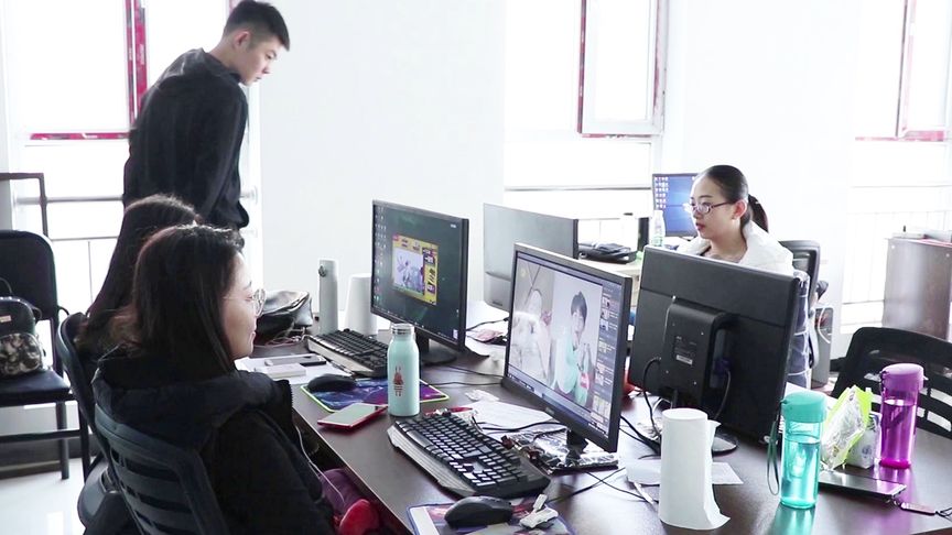 三位女员工上班玩电脑,老板发现后竟这样处理,网友:霸气不足