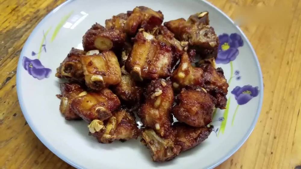 蒜香炸排骨,很好吃的一道家常菜,做法简单味道香,家人的最爱