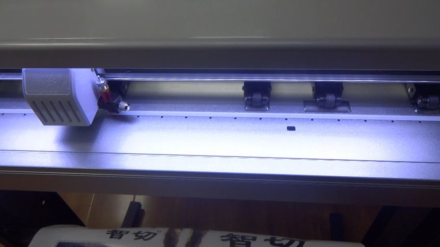 #不干胶标签 #汽车拉花贴纸 #致刻刻字机 #摄像头自动巡边模切机