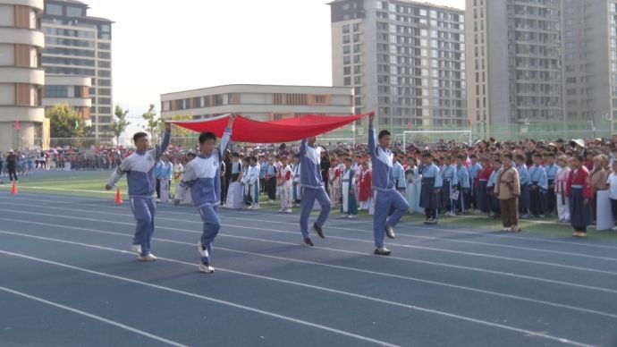 高区山大实验学校举办“向着光亮 逐梦未来”榜样人物主题运动会