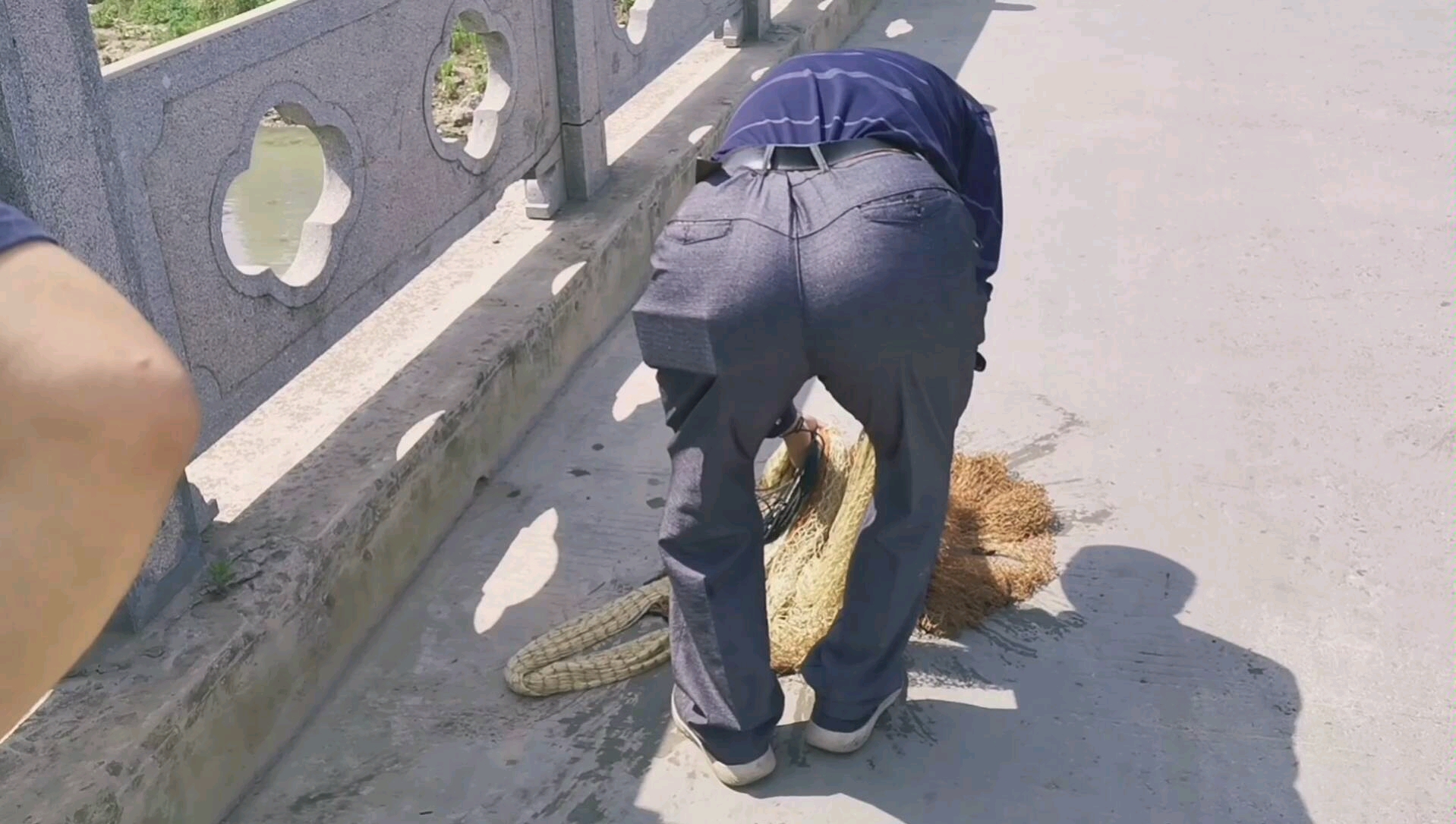 好多年没见过会撒传统旋网的师傅了,这可是个技术活,一般人玩不了,我...