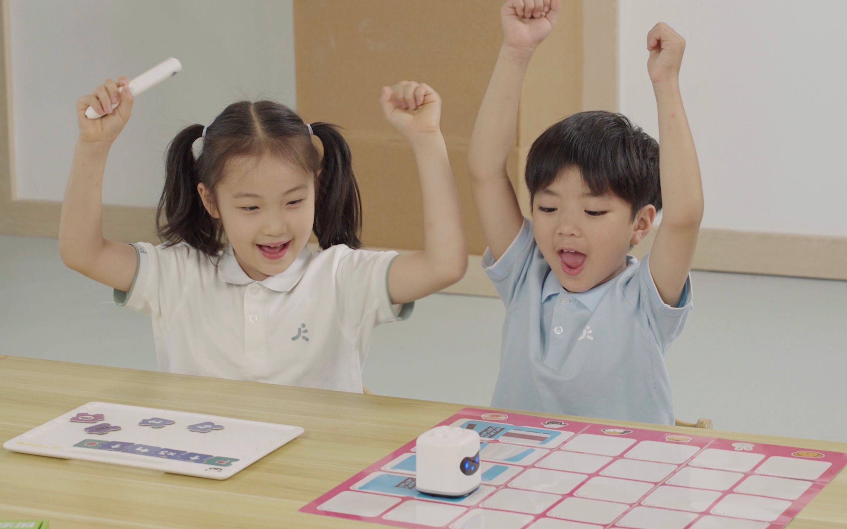 可丁熊乐编宣传片重磅上线,4-6岁幼儿编程启蒙课,实物编程+双师课堂,...