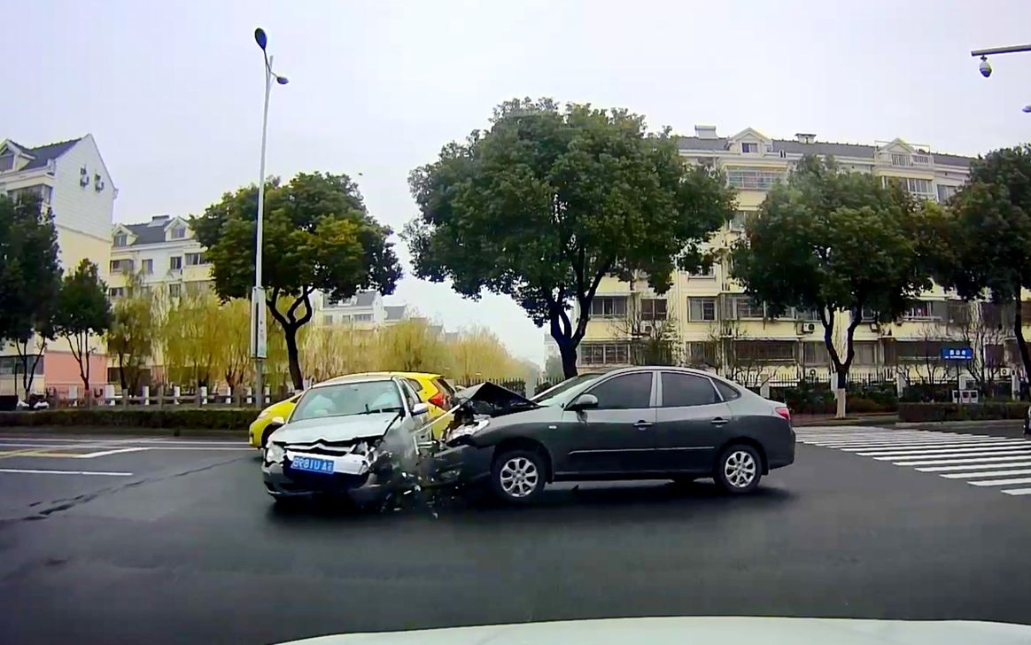 交通事故合集:右转弯被直行车辆超速怼上,该不该担全责?