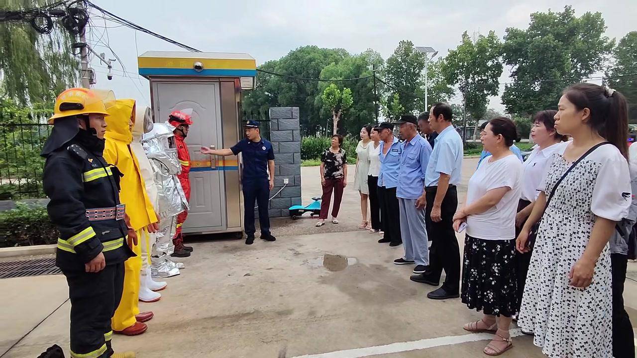 ...他们组织文化管理员、文保公益岗及村安全员等走进平阴县森林消防...