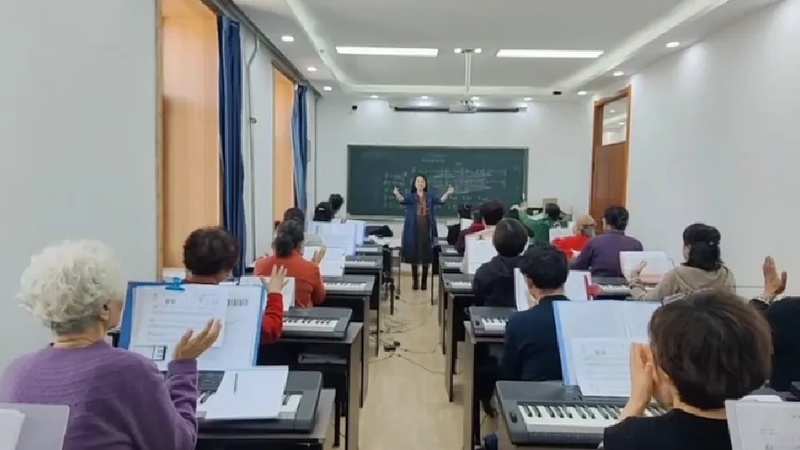 记录老年大学二校区电子琴班(第一周)课堂教学片段