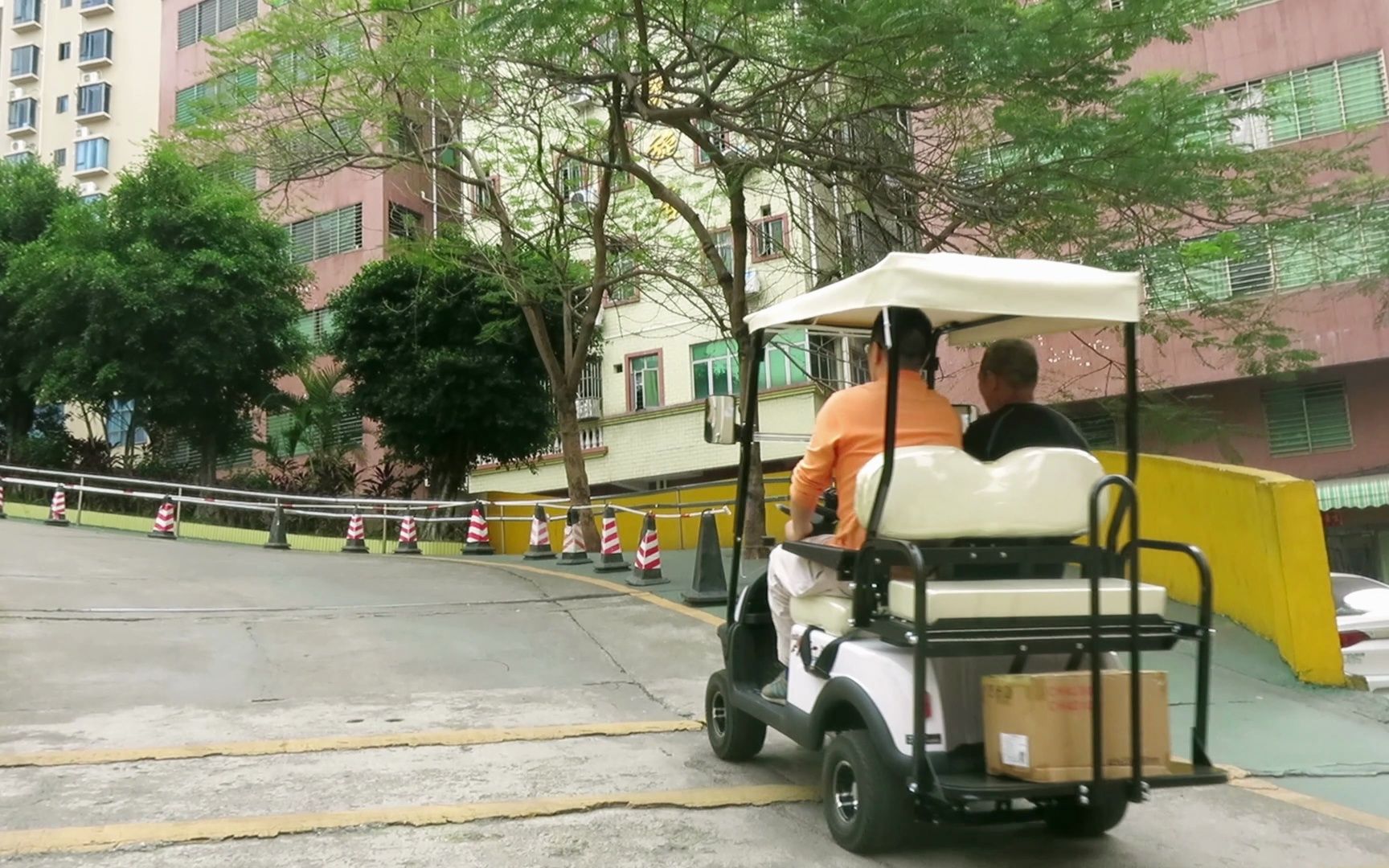 今日天津,老年人代步车四轮电动车开启绅士模式
