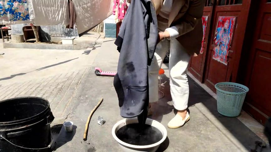衣服不小心染上84掉色了,用一瓶染色剂轻松搞定