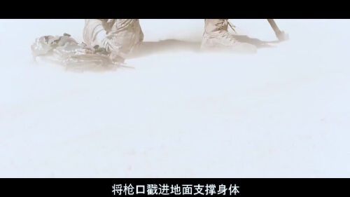 沙漠风暴即将来临,但男人却不能移动分毫