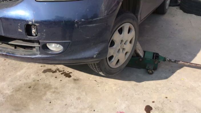 三千块钱买过来的本田车 没用举升机一个人抬变速箱修离合器