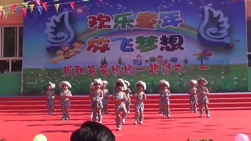 苗幼舞蹈《小狗乖乖》,小手小脚动作稚嫩,一摇一摆很可爱