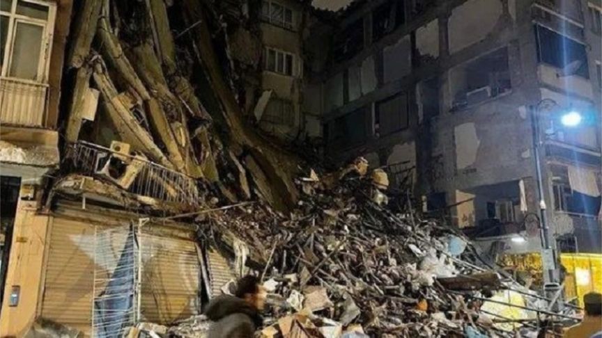 直击土耳其地震现场,有人录视频哭泣求助:快派救护车来帮助这里