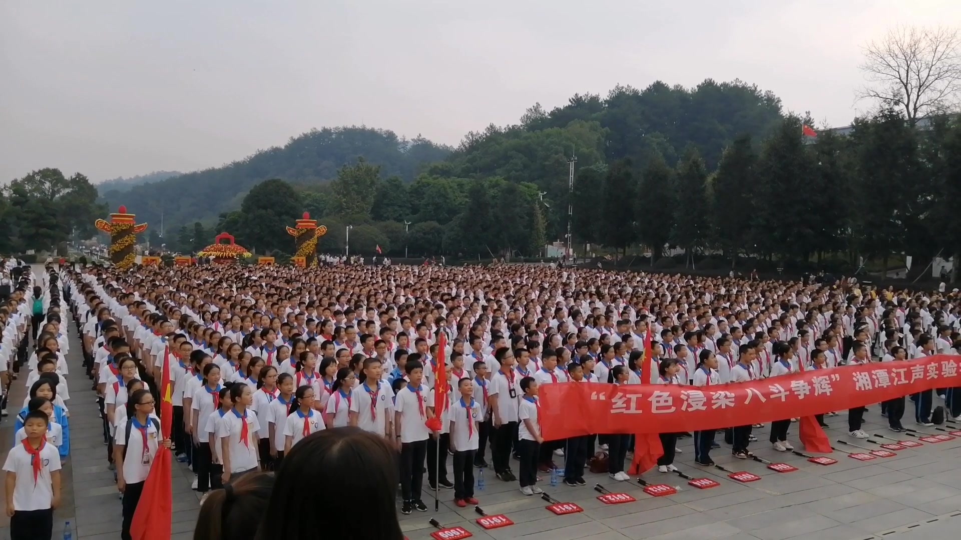.的,千人朗诵毛主席诗词《沁园春 雪》