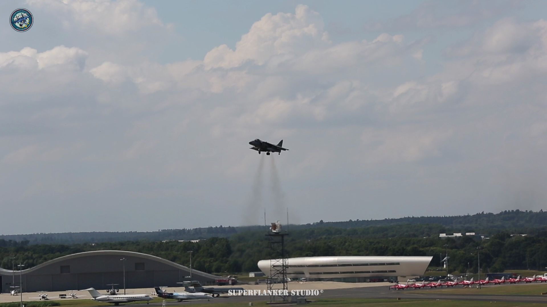 垂直起降的AV-8B飞行表演:两坨大黑烟让你看清垂直起降的原理