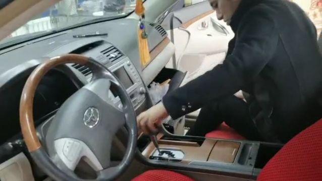 手把手教你改装凯美瑞大屏安卓导航,中控台拆卸方法