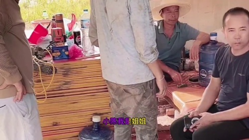 老陈给粉丝们解释柱子还是要先制作钢筋然后才能关模板