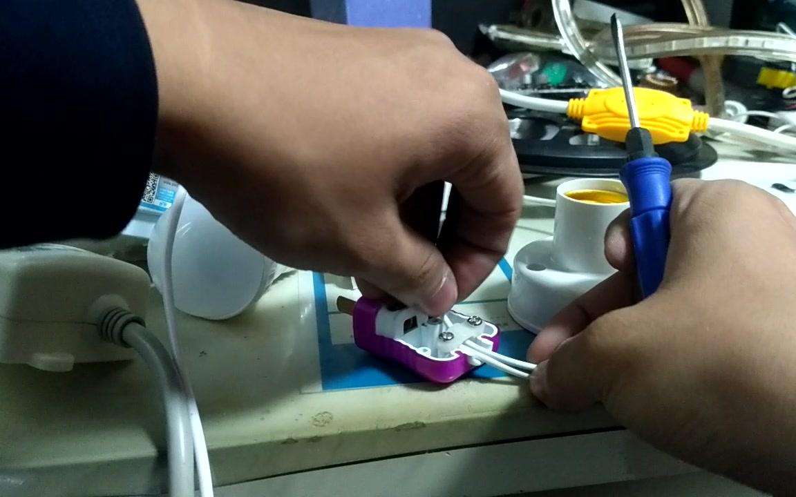 【垃圾王】教你秒制作声控灯(附楼道灯座电路拆解讲解)