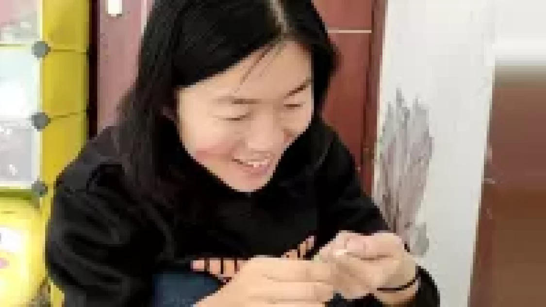 妈妈用红笔黑笔,在脸上画了个伤口,看看女儿反应如何