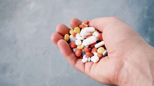 药物治抑郁:是救命稻草还是隐形枷锁?医生不敢说的真相