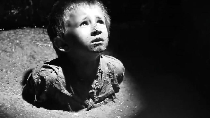 辛德勒的名单:孩子为躲避抓捕藏进粪坑,无助的望着头顶