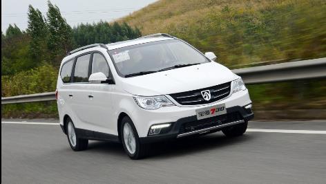 宝骏730发动机冒白烟伴随烧焦的味道是怎么回事?