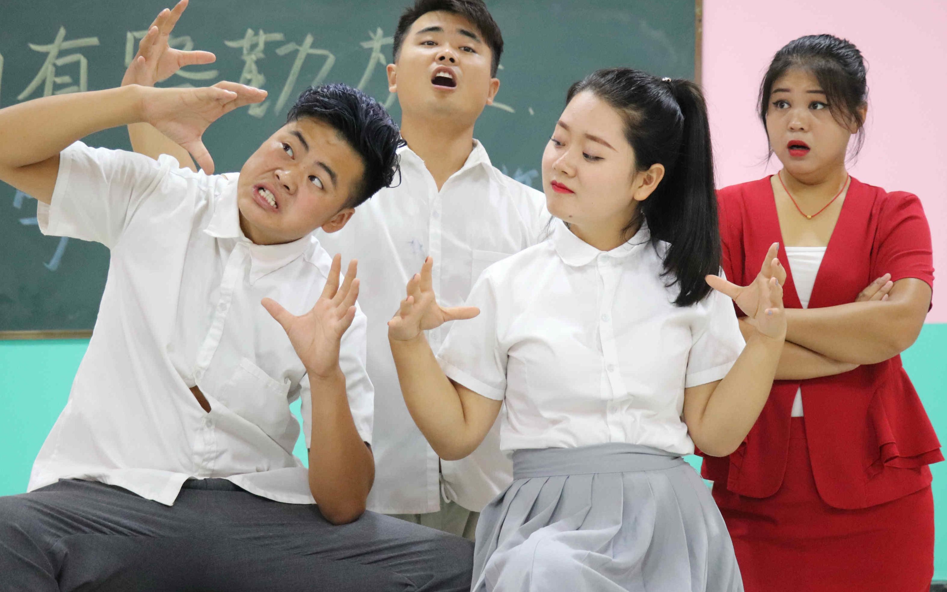 老师让同学背圆周率,没想女同学用文言文的方式背出来!太厉害了
