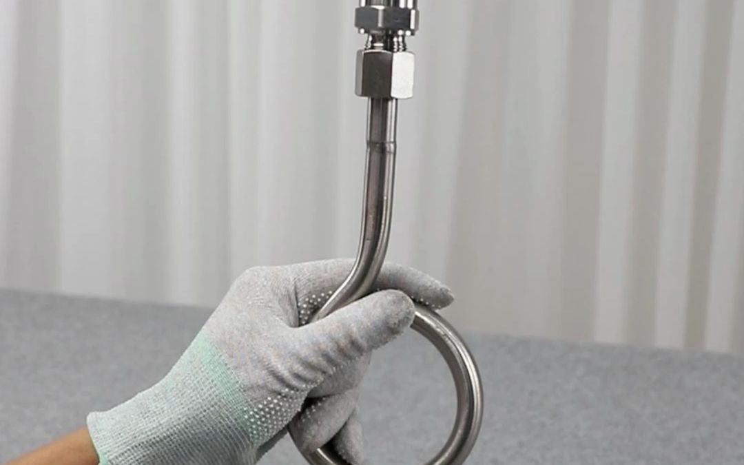 虹润M型压力变送器接冷凝管操作演示