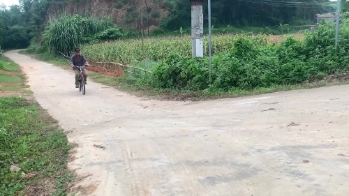 小伙子打造怪兽电动自行车,马力十足!