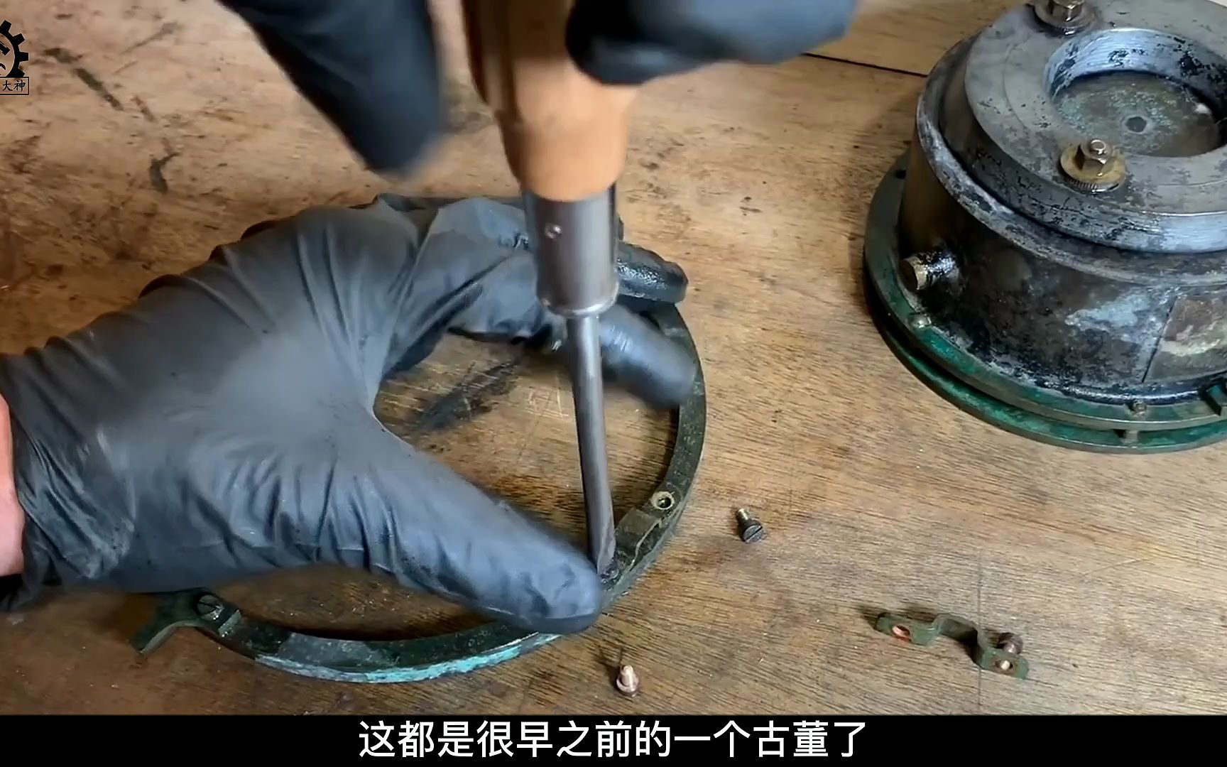 修复一百年前船上使用的罗盘指南针,上面竟然可以看时间